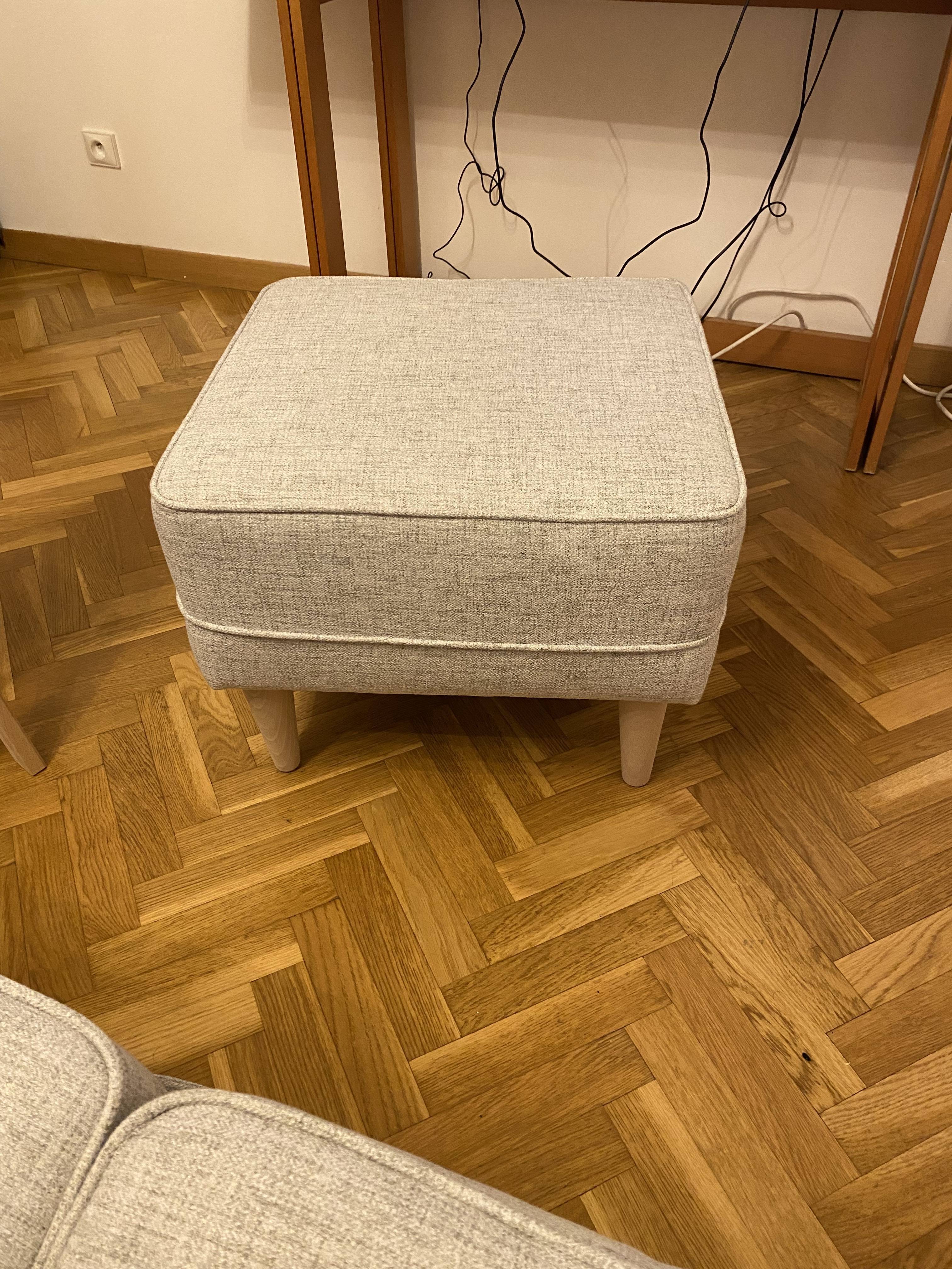 Pouf repose-pieds en tissu gris clair et bois clair PAPEL - Miliboo