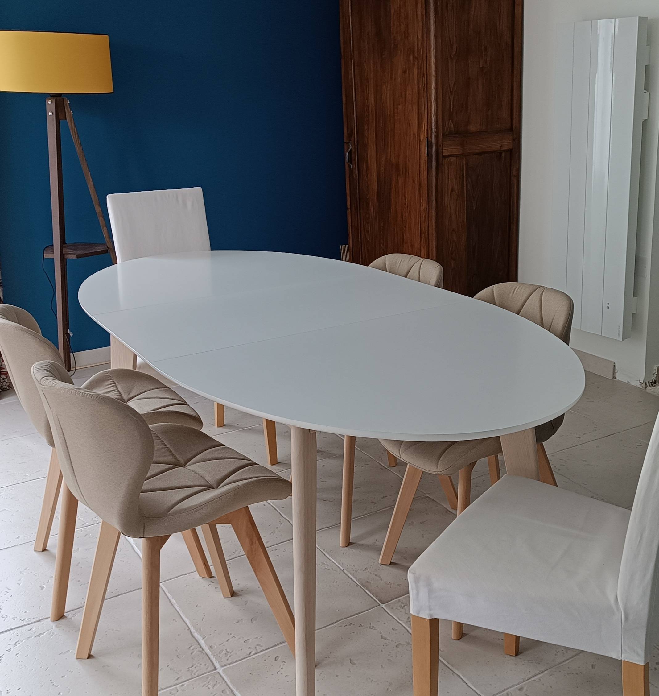 Table à manger extensible ovale blanche et bois clair L150-200 cm LEENA ...