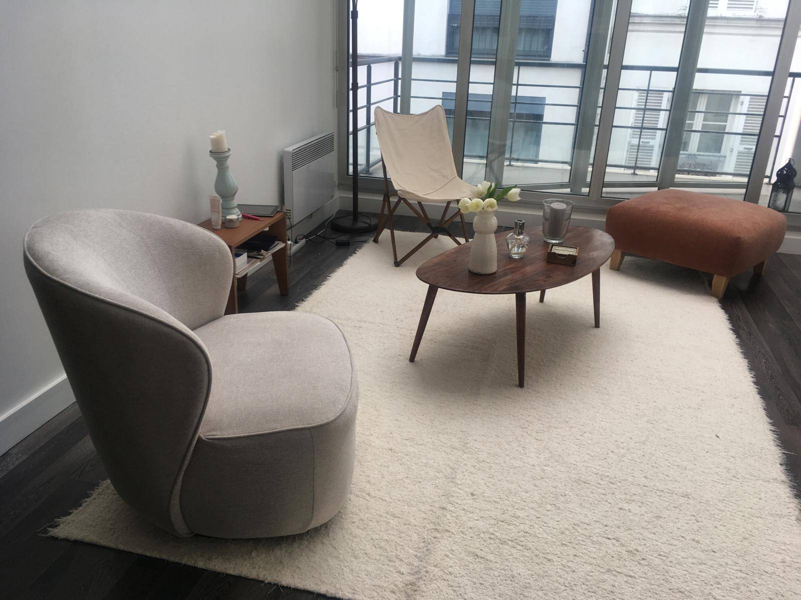 Pouf repose-pieds en tissu effet velours texturé beige et bois clair ...